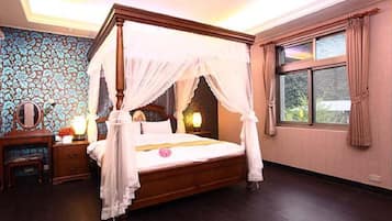 Uma cama de dossel com estrutura de madeira e roupa de cama branca, uma mesa de cabeceira com abajur e uma janela com cortinas.