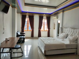 Quarto superior, sacada, vista para a montanha | Roupas de cama premium, edredons de pluma