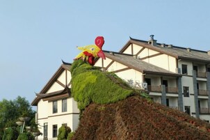Um edifício com uma escultura singular no terraço.