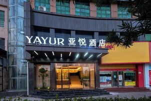 Entrada de hotel com uma placa indicando 'YAYUR'.