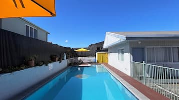 2 piscinas interiores, piscina exterior