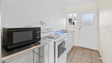 Apartamento Familiar | Cozinha privada | Uma placa de cozinha, uma máquina de lavar louça, uma torradeira