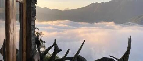 Quarto duplo luxo, vista para a montanha | Frigobar, Wi-Fi de cortesia, roupa de cama