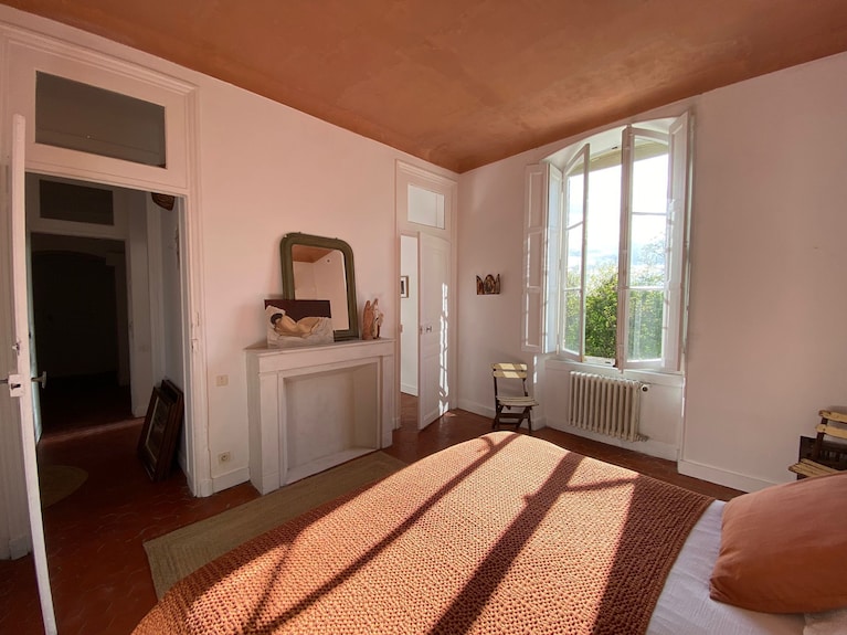 3 Bedroom Apartment In Uzã¨s - Uzès