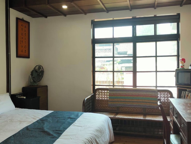 親手修復的歷史眷村小屋,帶有熱水大浴缸復古套房,住在歷史保存區中,3分鐘到擁有260年歷史廟宇,5分鐘到熱門美食區 - 펑산 구