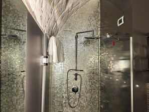 Quarto casal clássico, vista para a cidade | Banheiro | Chuveiro, secador de cabelo, toalhas de banho, sabonete