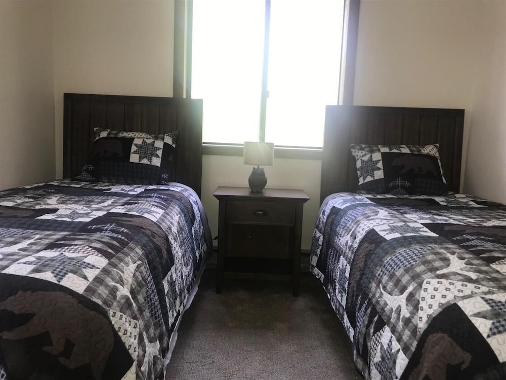 Beautiful 2-br 2.5-ba End Unit Townhome At Quechee Lakes - Woodstock, VT