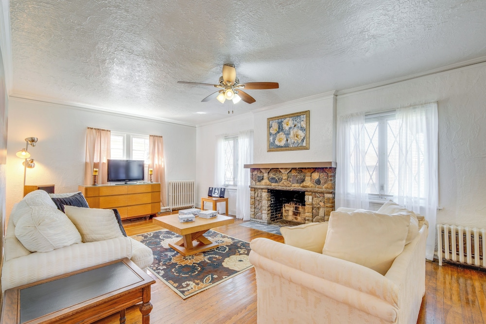 Trendy South Euclid Apt - 5 Mi To Cleveland Clinic - Cleveland Heights, OH