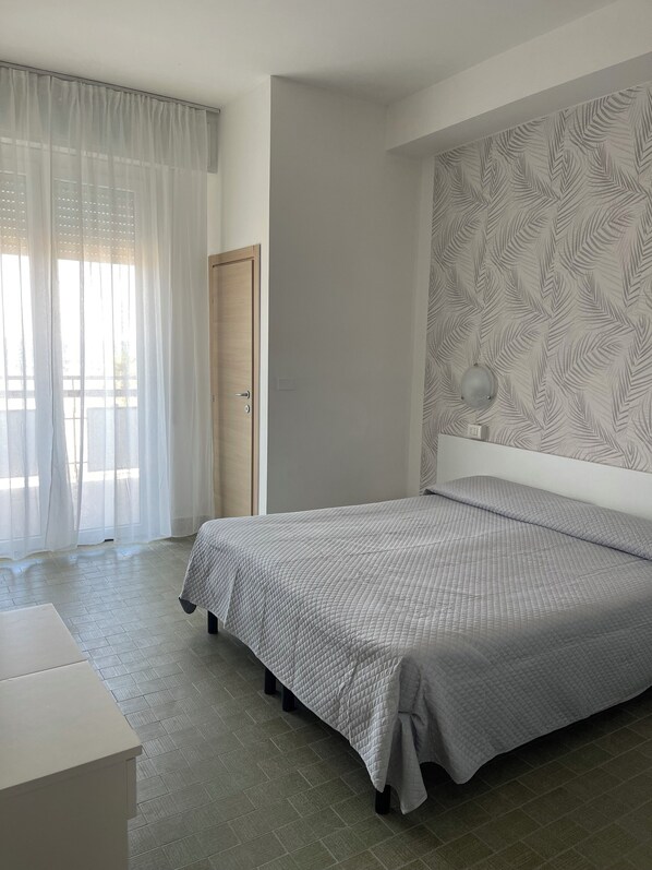 Cofres nos quartos, cortinas blackout, Wi-Fi de cortesia