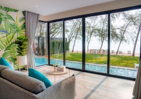 Villa Familiar, 2 quartos, em frente à praia | Sala de estar | Televisor LED de 40 polegadas com canais digitais 