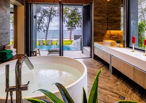 Villa Familiar, 2 quartos, em frente à praia | Casa de banho | Um secador de cabelo, chinelos, um bidé, toalhas fornecidas 