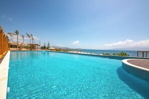 Piscina exterior sazonal, guarda-sóis, espreguiçadeiras 