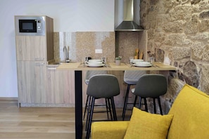 Apartamento, 1 quarto | Cozinha privada | Minifrigorífico, um micro-ondas, uma placa de cozinha, uma torradeira 