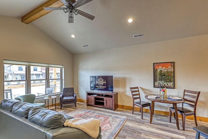 Rockerville Gold Town Lodging #1- This One-bedroom Condo Is Your Perfect Home Base For Adventure And Relaxation. Just Minutes From Mount Rushmore, Crazy Horse Memorial, Custer State Park, Sturgis, And The Badlands. - Mount Rushmore, SD