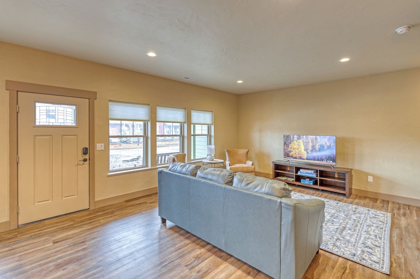 "Rockerville Gold Town Lodging #2- Near Mt. Rushmore - This Two-bedroom Condo Is Your Perfect Home Base For Adventure And Relaxation. Just Minutes From Mount Rushmore, Crazy Horse Memorial, Custer State Park, Sturgis, And The Badlands. - Mount Rushmore, SD