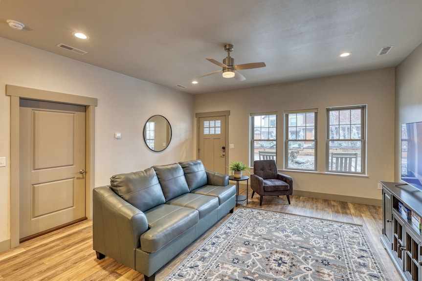 Rockerville Gold Town Lodging #3-this One-bedroom Condo Is Your Perfect Home Base For Adventure And Relaxation. Just Minutes From Mount Rushmore, Crazy Horse Memorial, Custer State Park, Sturgis, And The Badlands. - Hermosa, SD