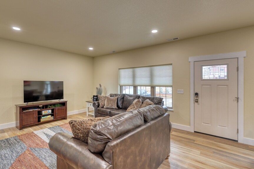 Rockerville Gold Town Lodging-prospector's Retreat-near Mt. Rushmore - A Two-bedroom Condo Is Your Perfect Home Base For Adventure And Relaxation. Just Minutes From Mount Rushmore, Crazy Horse Memorial, Custer State Park, Sturgis, And The Badlands. - Keystone, SD