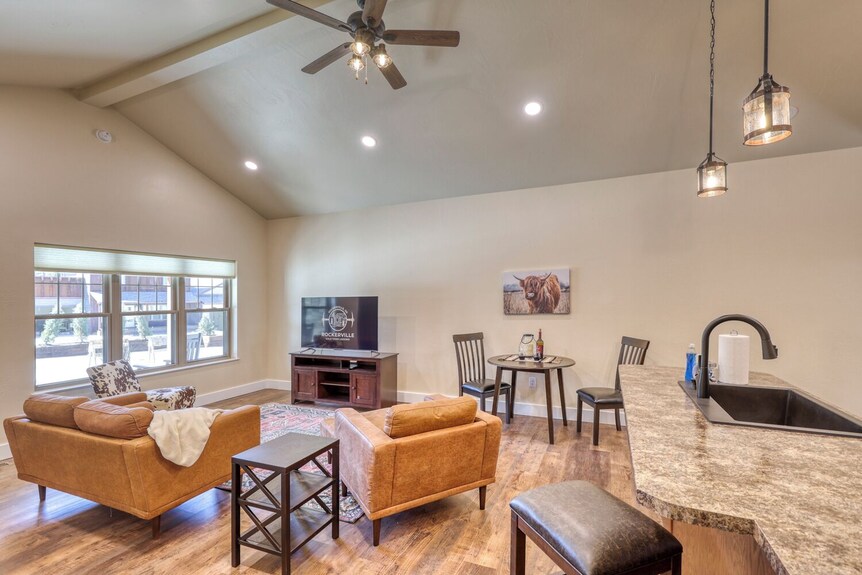 Rockerville Gold Town Lodging #11-this One-bedroom Condo Is Your Perfect Home Base For Adventure And Relaxation. Just Minutes From Mount Rushmore, Crazy Horse Memorial, Custer State Park, Sturgis, And The Badlands. - Mount Rushmore, SD