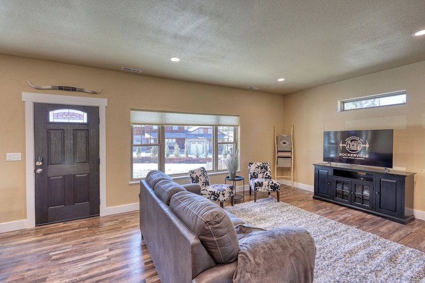 Rockerville Gold Town Lodging #12-this Two-bedroom Condo Is Your Perfect Home Base For Adventure And Relaxation. Just Minutes From Mount Rushmore, Crazy Horse Memorial, Custer State Park, Sturgis, And The Badlands. - Mount Rushmore National Memorial