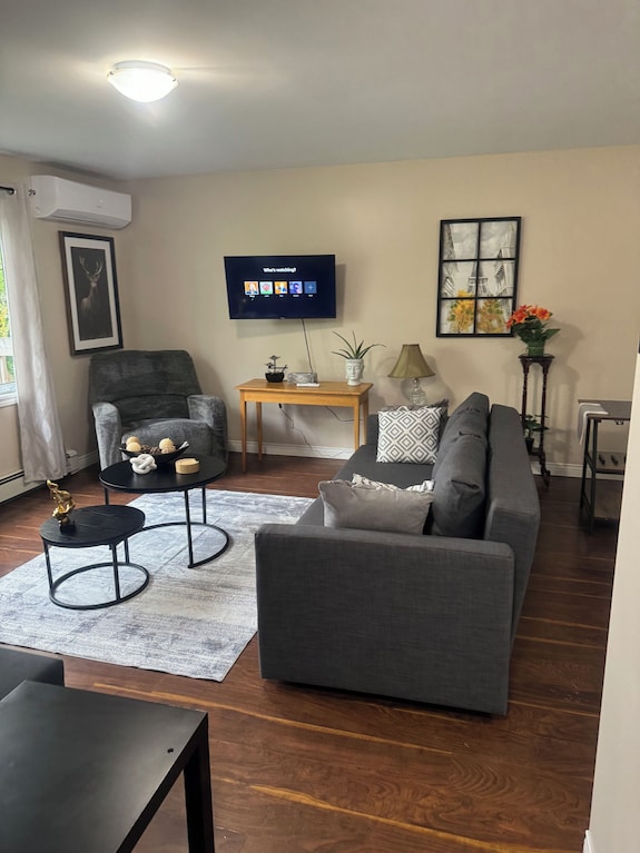 Modern And Sleek Place Centrally Located In Charlottetown. Sleeps 5 By Casino - Charlottetown