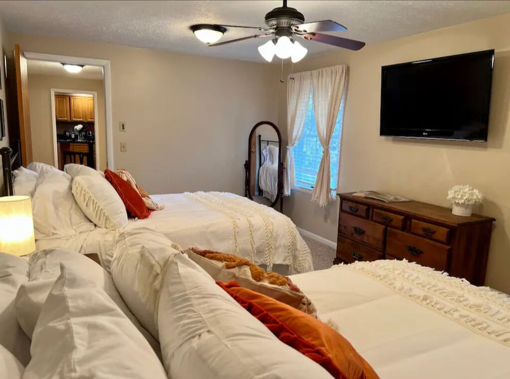 Adorable Downtown Black Mountain Retreat - Steps To Everything - Black Mountain, NC