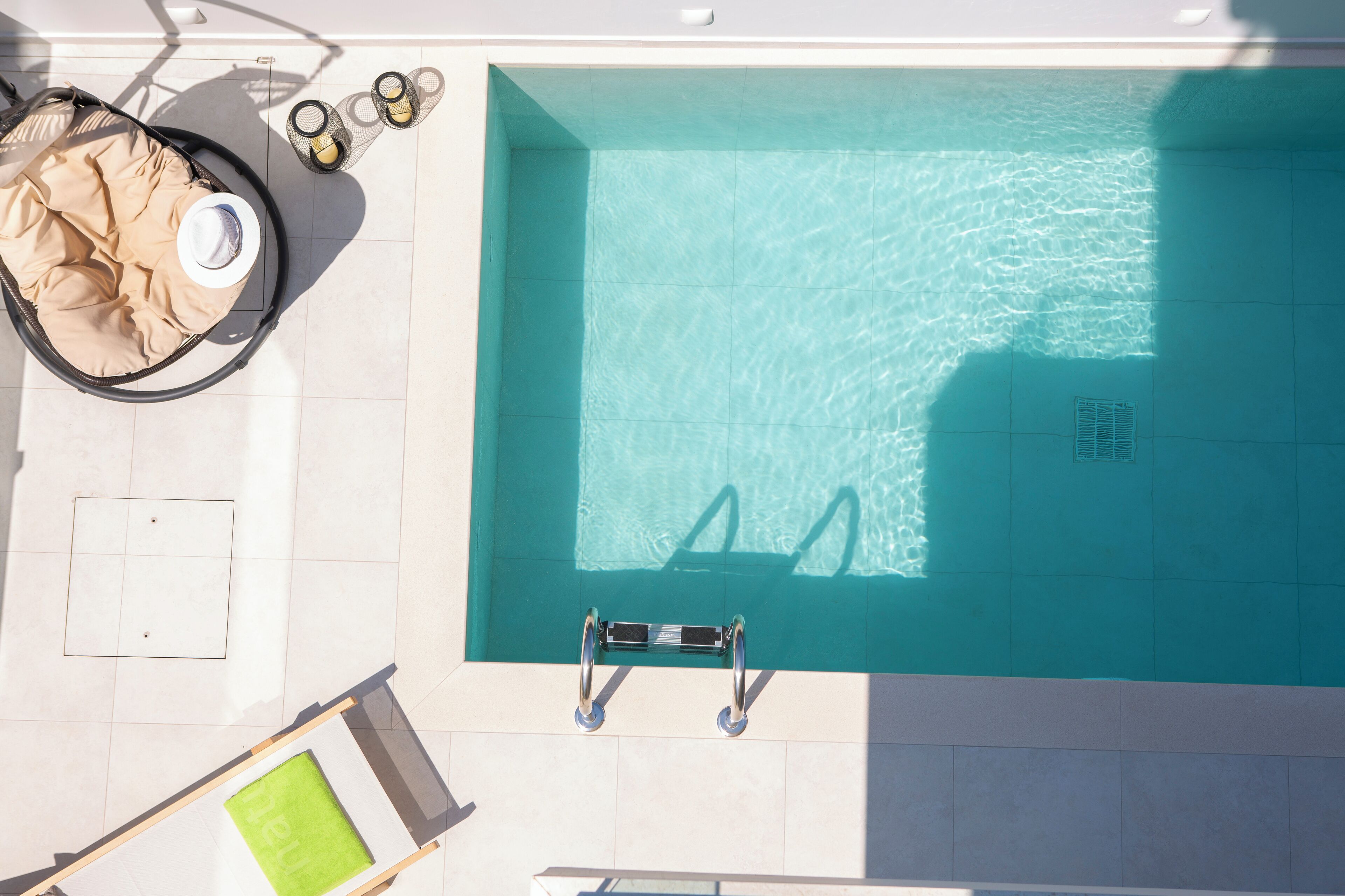 Suite Júnior, piscina privativa | Sala de estar | Televisor LED de 50 polegadas com canais de TV premium 