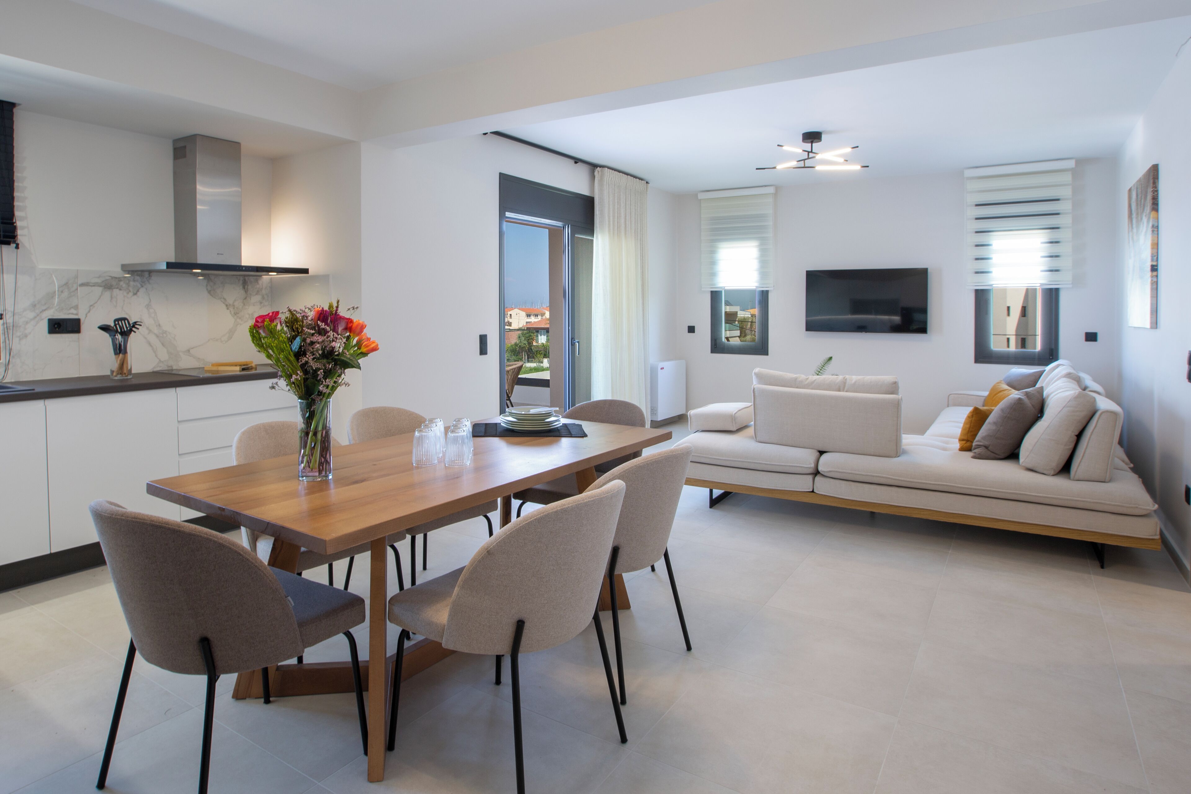 Suíte, 2 quartos | Área de estar | TV LED 50 polegadas com canais de TV premium