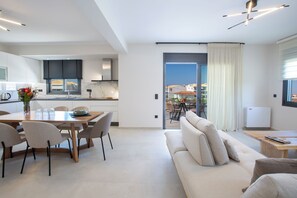 Suíte, 2 quartos | Área de estar | TV LED 50 polegadas com canais de TV premium