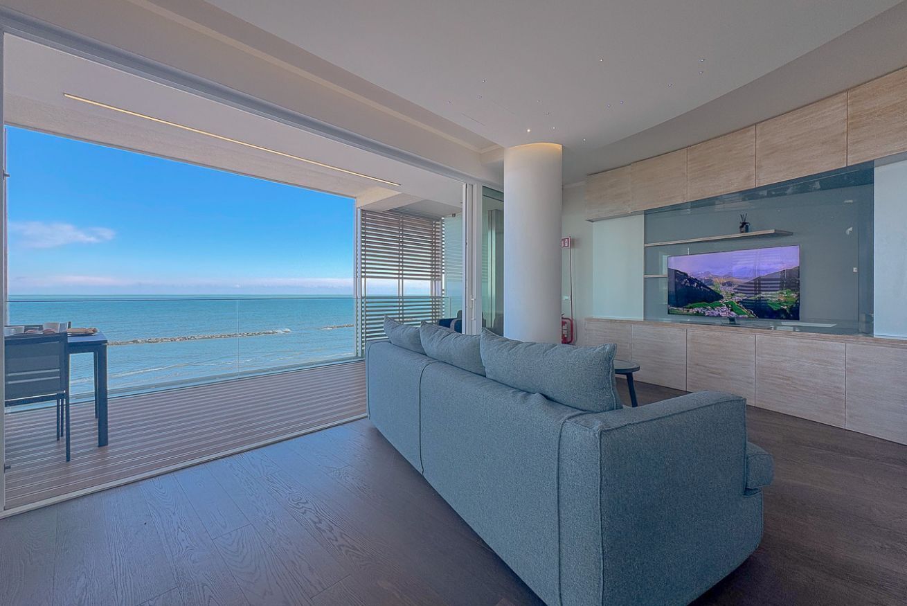 [Luxury Seafront] Private Garage And Beach Access - チヴィタノーヴァ・マルケ