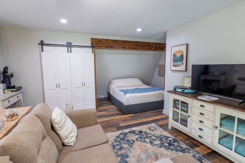 Tranquil Creek Side Retreat - State of New York