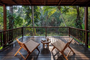 Vila luxo, vista para o rio | Terraço/pátio