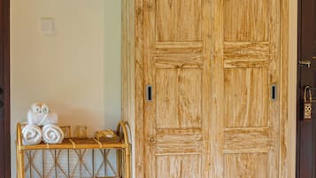 Cofre no quarto, secretária