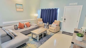 Apartamento em Condomínio Fechado, várias camas, pátio, vista para o jardim (La Isla F102) | Sala de estar | Televisor de ecrã plano de 42 polegadas com canais digitais