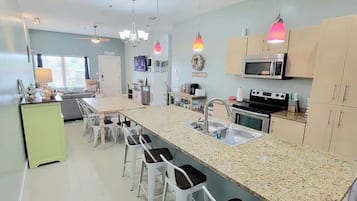 Apartamento em Condomínio Fechado, várias camas, pátio, vista para o jardim (La Isla F102) | Cozinha privada | Um frigorífico, um micro-ondas, um forno, uma placa de cozinha