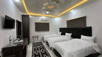 Quarto Triplo Deluxe | Cofre no quarto, cortinas/cortinados opacos, ferro/tábua de engomar