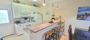 Apartamento em Condomínio Fechado, várias camas, pátio, vista para o jardim (Los Cabos II #4) | Cozinha privada | Um frigorífico, um micro-ondas, um forno, uma placa de cozinha