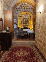 Titanik Room | Frigobar (abastecido com alguns itens grátis), escrivaninha