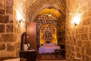 Minibar com produtos grátis, secretária, roupa de cama fornecida