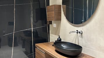 1 quarto, minibar, com mobília individualizada, secretária