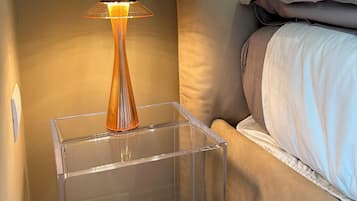 1 quarto, minibar, com mobília individualizada, secretária