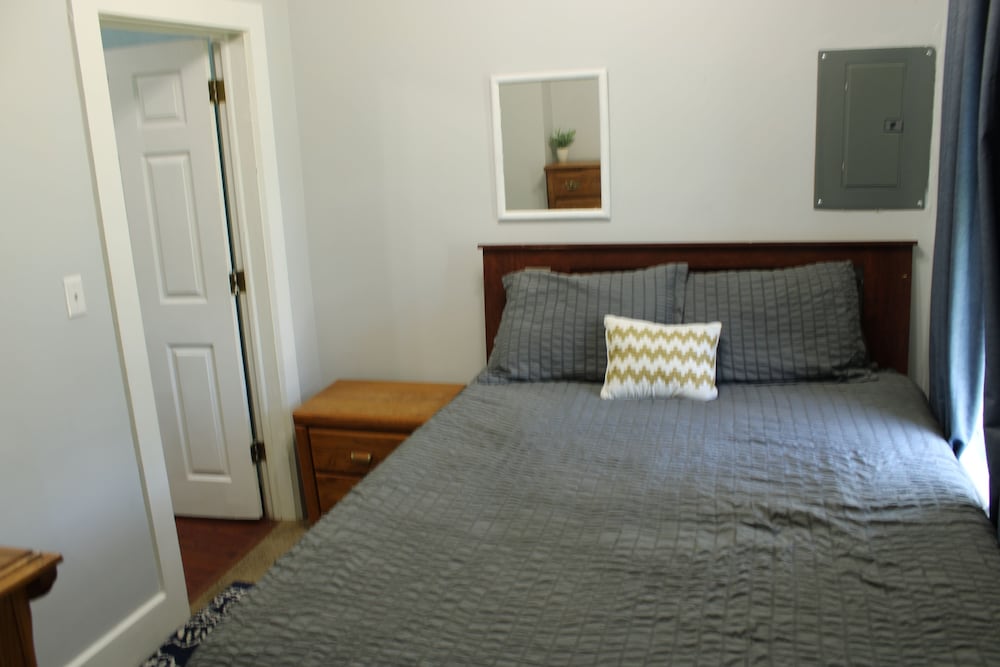 Newly Updated In 2024! 3 Bedroom 1 Bath Beach House. 8 Minutes To Cedar Point! - Sandusky, OH