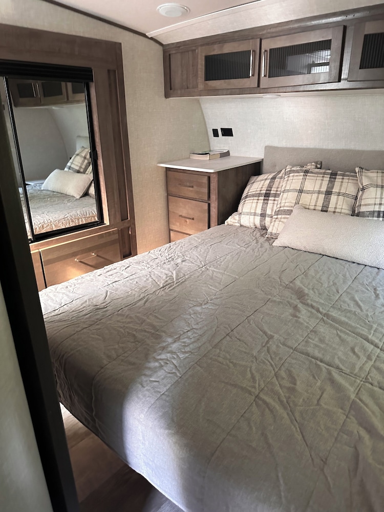 Learn How To Camp Rv Style In This Lux Rv Which Sleeps Up To 8 People. - Clermont, FL