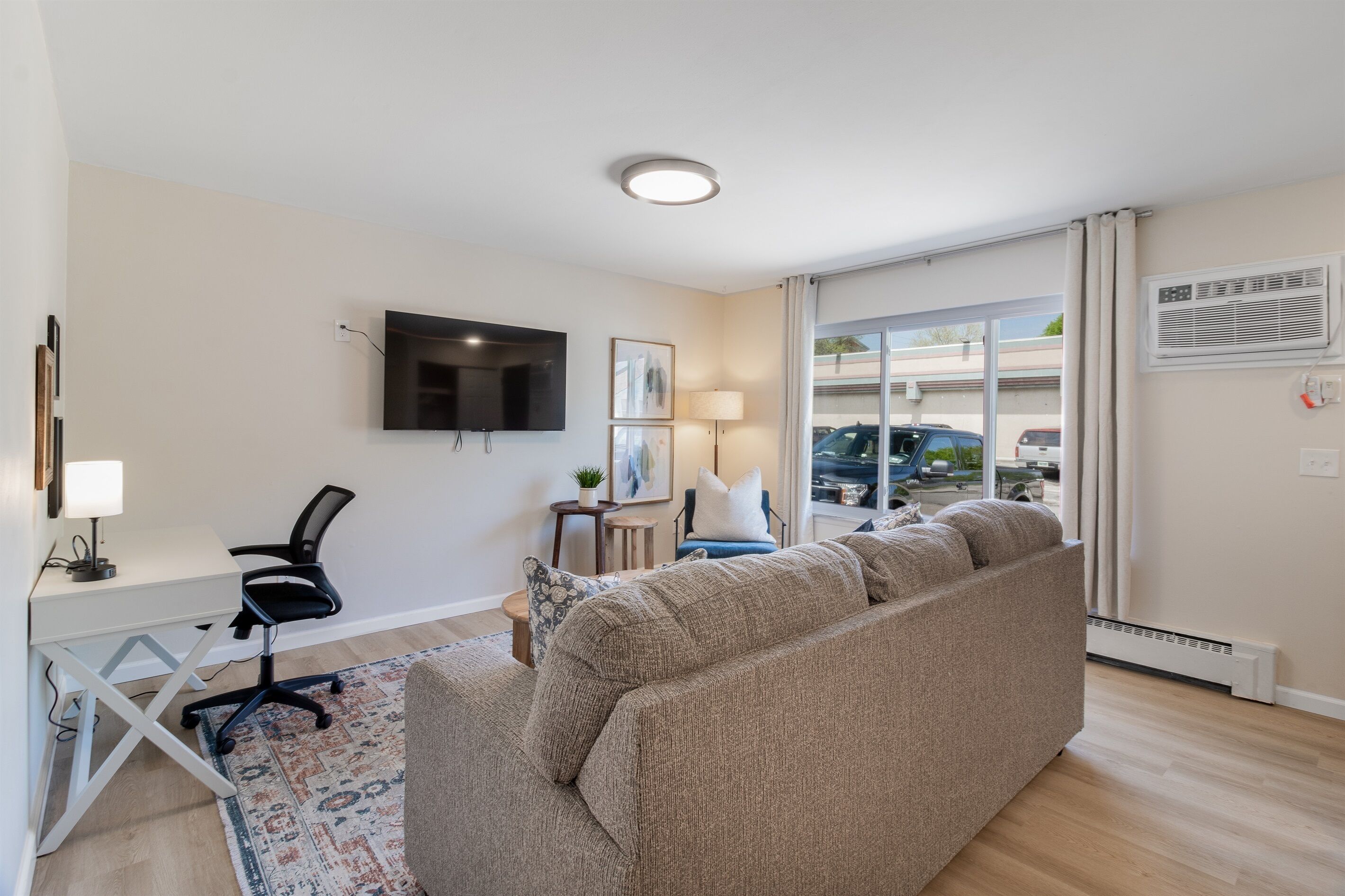 New! Comfy 1 Bedroom Flat | Hollywood Suites - Fraser, MI