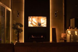 Casa, 1 quarto, piscina particular, vista para o jardim | Sala de estar | Livros