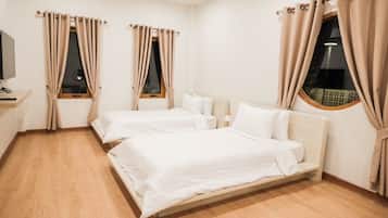 Quarto Twin Standard, vista para a colina | Cortinas/cortinados opacos, Wi-fi grátis, roupa de cama fornecida