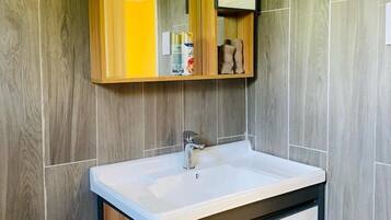 Um polibã, um chuveiro fixo, um secador de cabelo