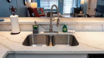 Apartamento em Condomínio Fechado, várias camas, varanda, vista para o jardim (Surfside I 304) | Interior