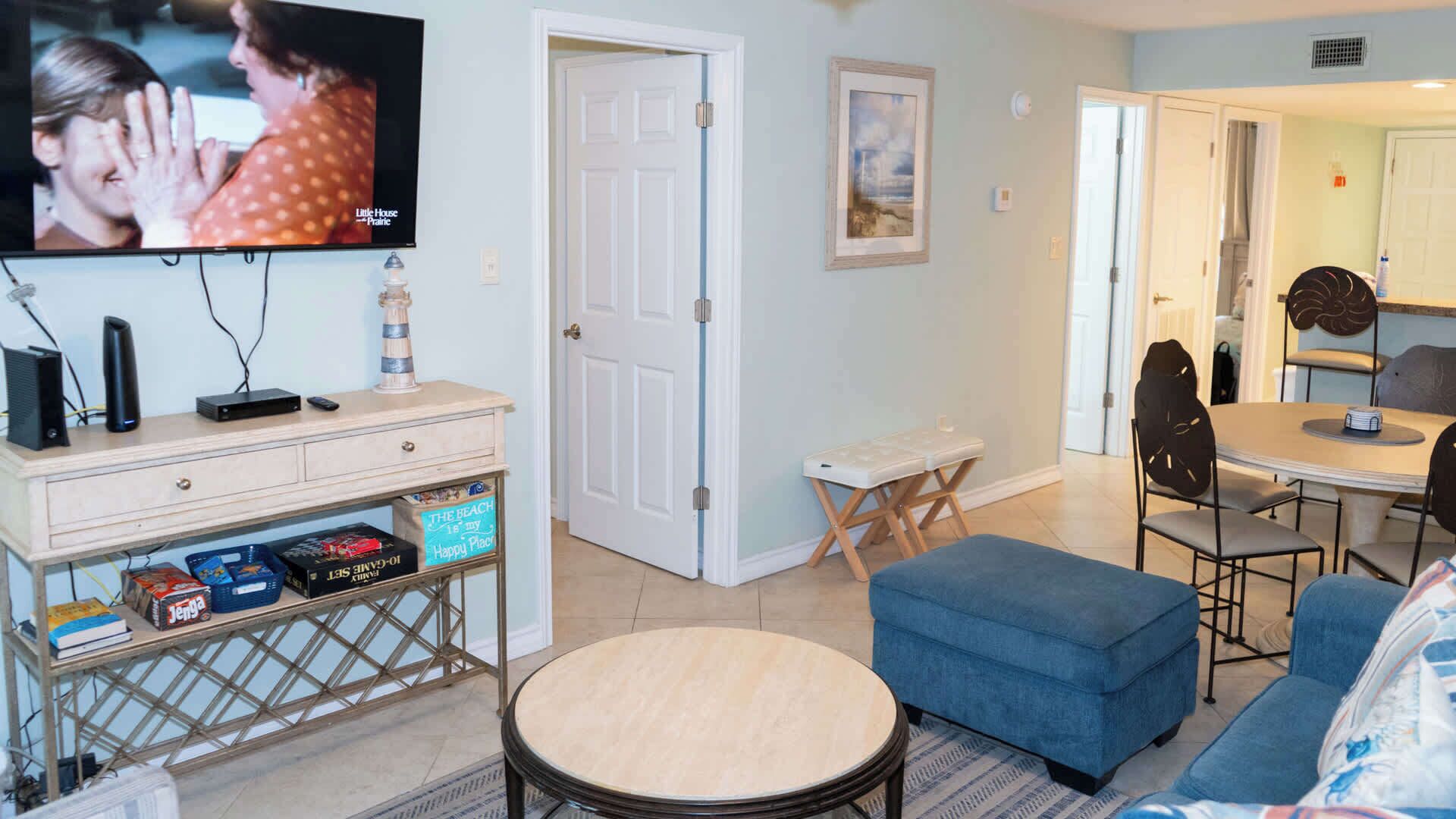 Apartamento em Condomínio Fechado, várias camas, cozinha (Surfside II 109) | Sala de estar
