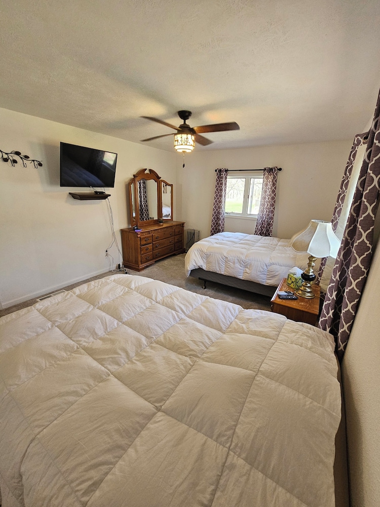 3 BdrHomew/HotTub+FREE Firewood,sleeps10in Mauston,closeto WI Dells ...