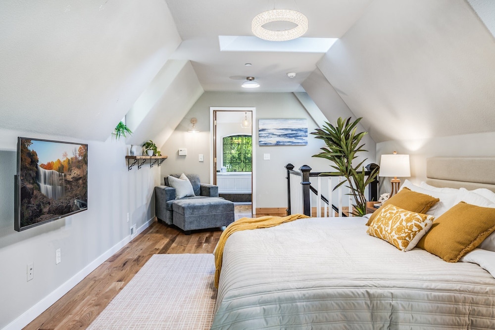 Hillside Cottage: Private Pond, Hot Tub, Game Room By Hurricane Ridge, Onp - Port Angeles, Washington
